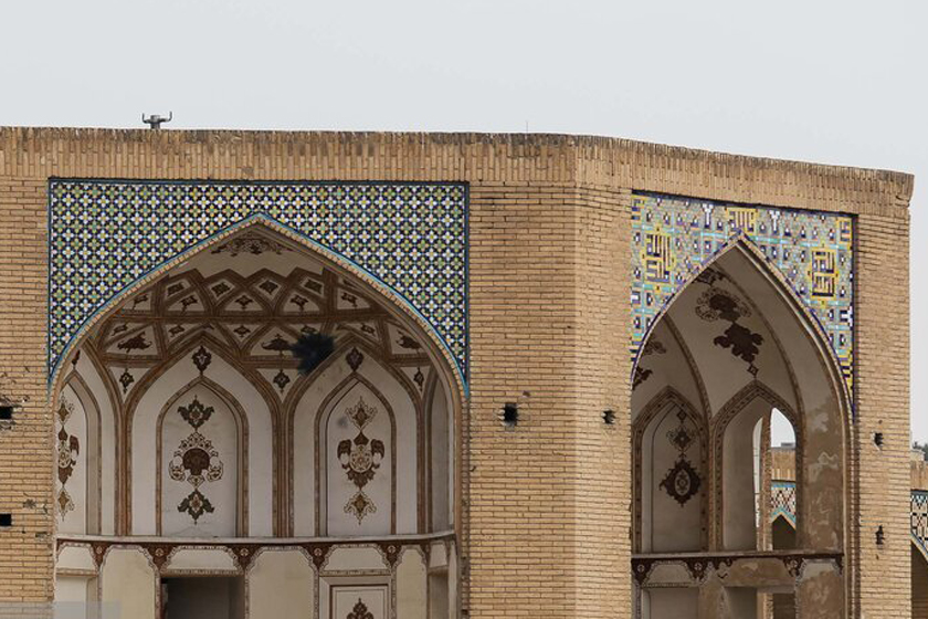 اصابت نارنجک به پل خواجو بعد از چهارشنبه سوری مرمت پل در سریع‌ترین